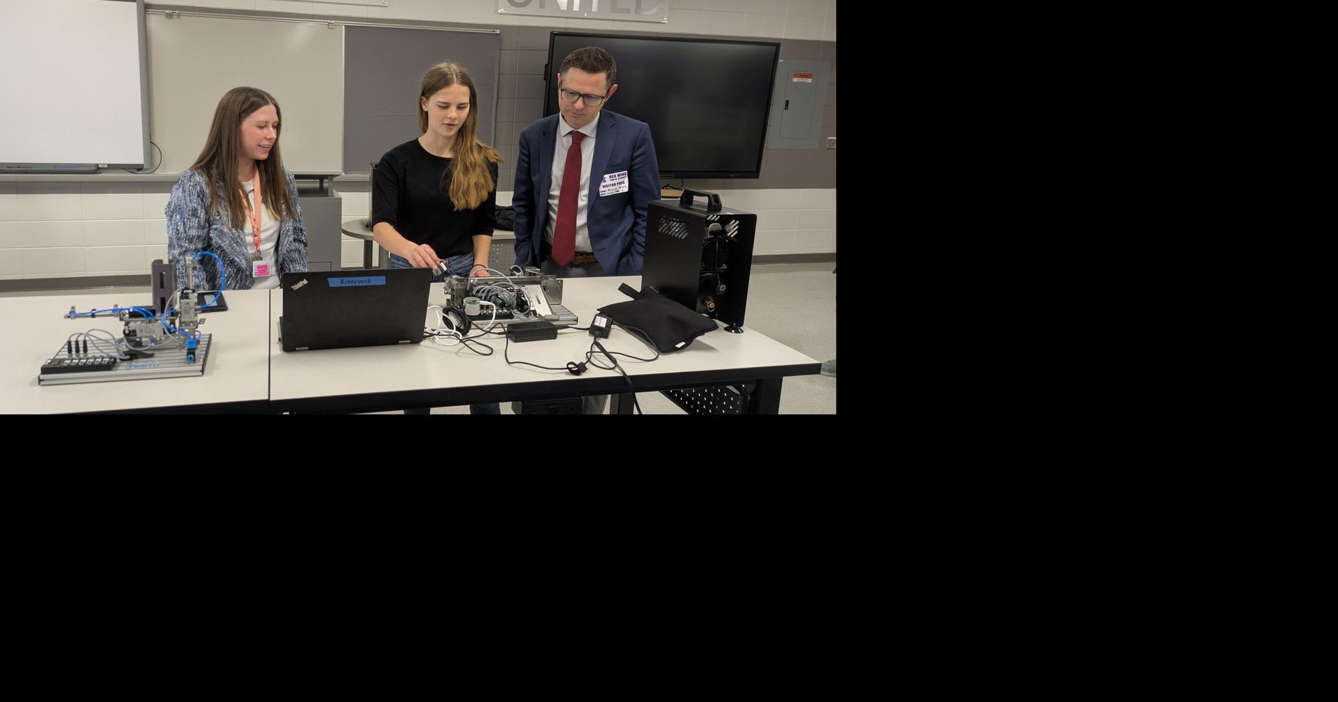 RWHS students explore new Future Makers Lab | Local News ...