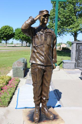 Community honors veterans at Memorial Day statue unveiling ceremony ...