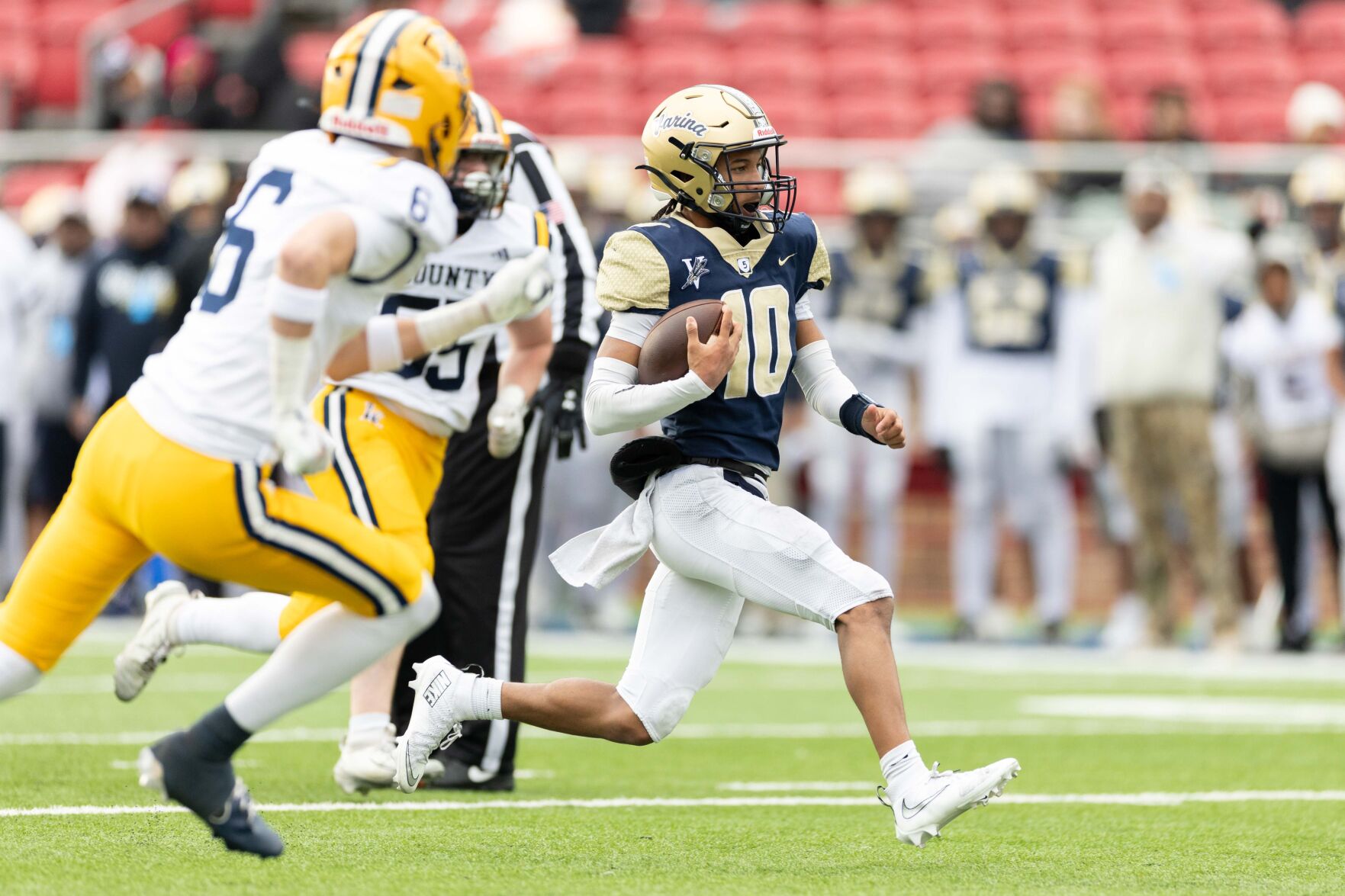 Photos: Varina routs Loudoun County for 2025 Class 4 state football ...