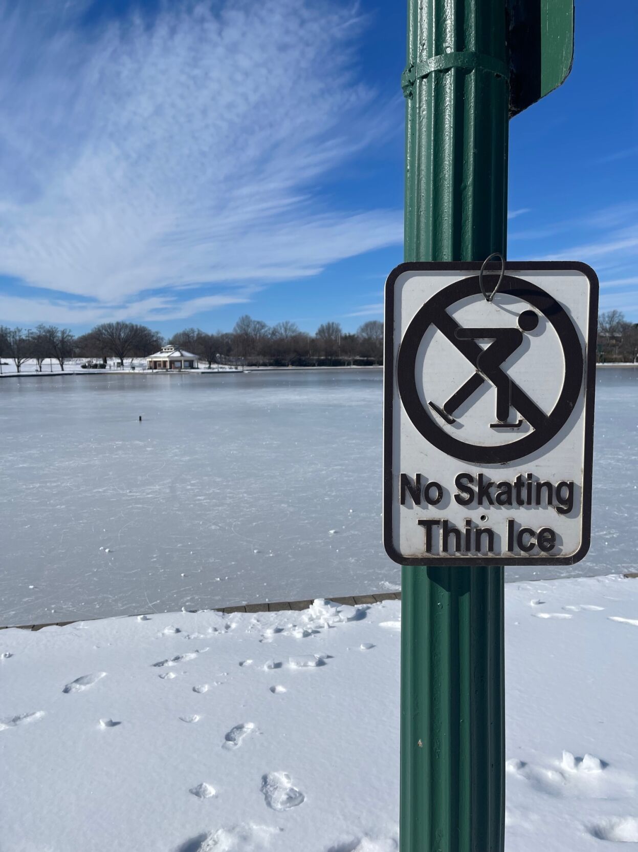 No skating sign at Fountain Lake