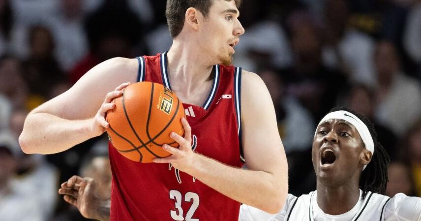 Last thing streaking UR needs is ailing 7-foot Neal Quinn