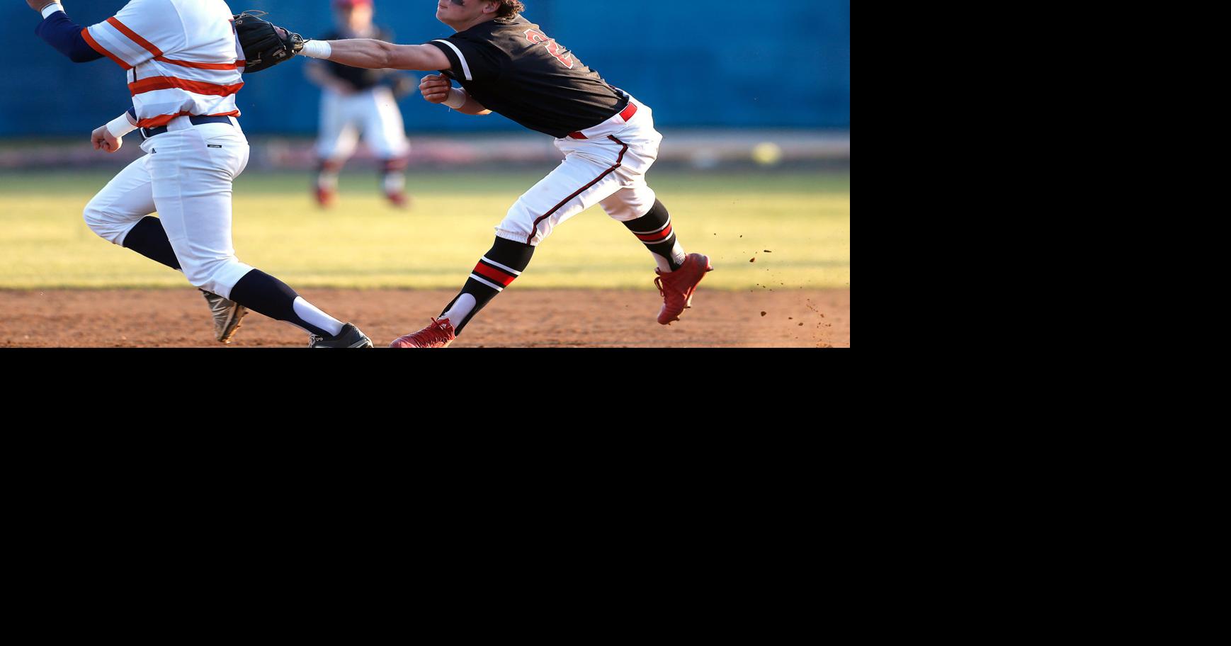 No. 1 Godwin surges for 3 runs in the seventh and beats Lee-Davis 9-6