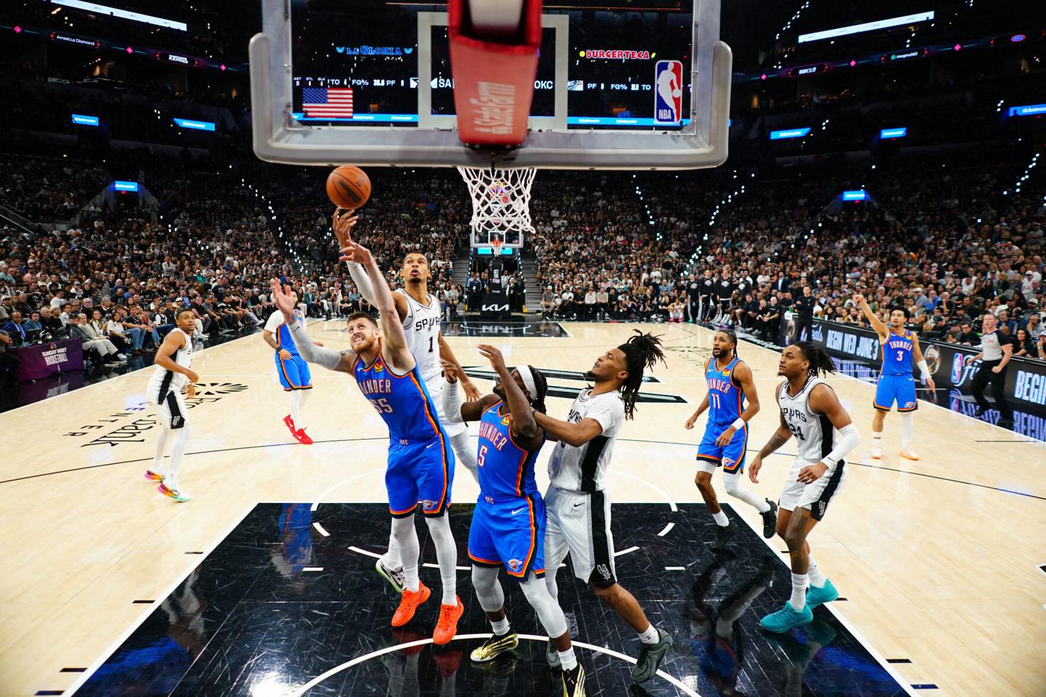 BASKETBALL-NBA-SAS-OKC/