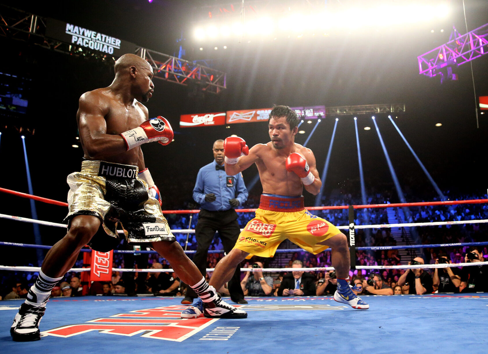 Manny Pacquiao (right) against Floyd Mayweather during their May 2 ...