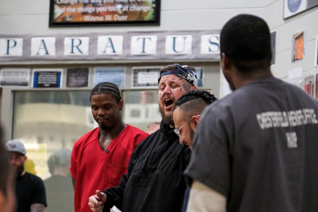 Country singer Jelly Roll stops by Chesterfield Jail