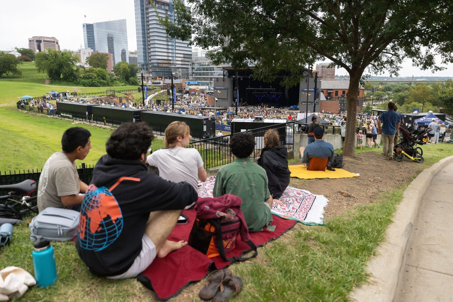 Watching free concerts at Allianz Amphitheater in Richmond