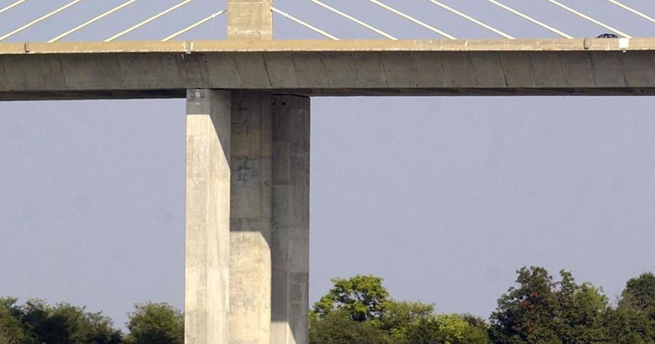 Man survives jump from Varina-Enon Bridge