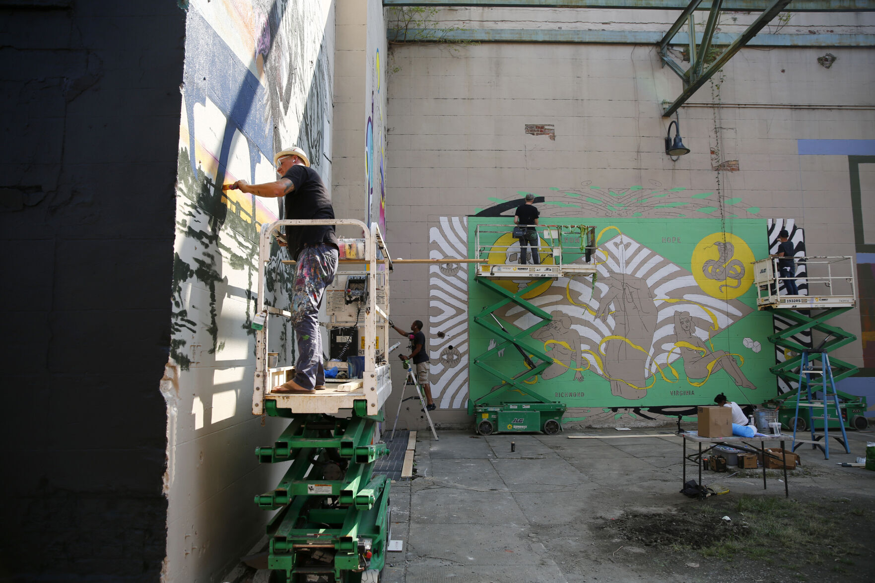 The Night Owl paints "Not for sale" over Padel Plant mural