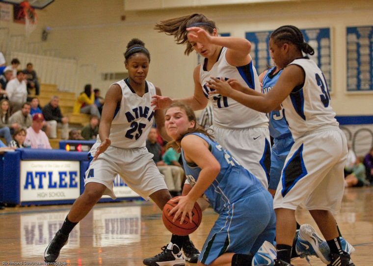 Rope-a-dope Raiders knock out Hawks in 4th, 60-47