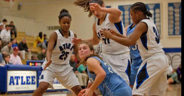 Rope-a-dope Raiders knock out Hawks in 4th, 60-47