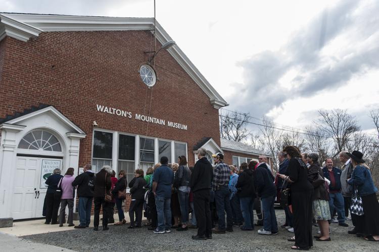 Fans swarm Schuyler for 'Waltons' reunion, tribute to Hamner