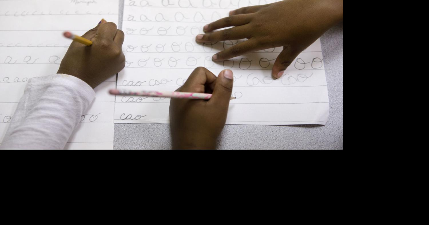 Handwriting instructor teaches cursive to young students in Roanoke