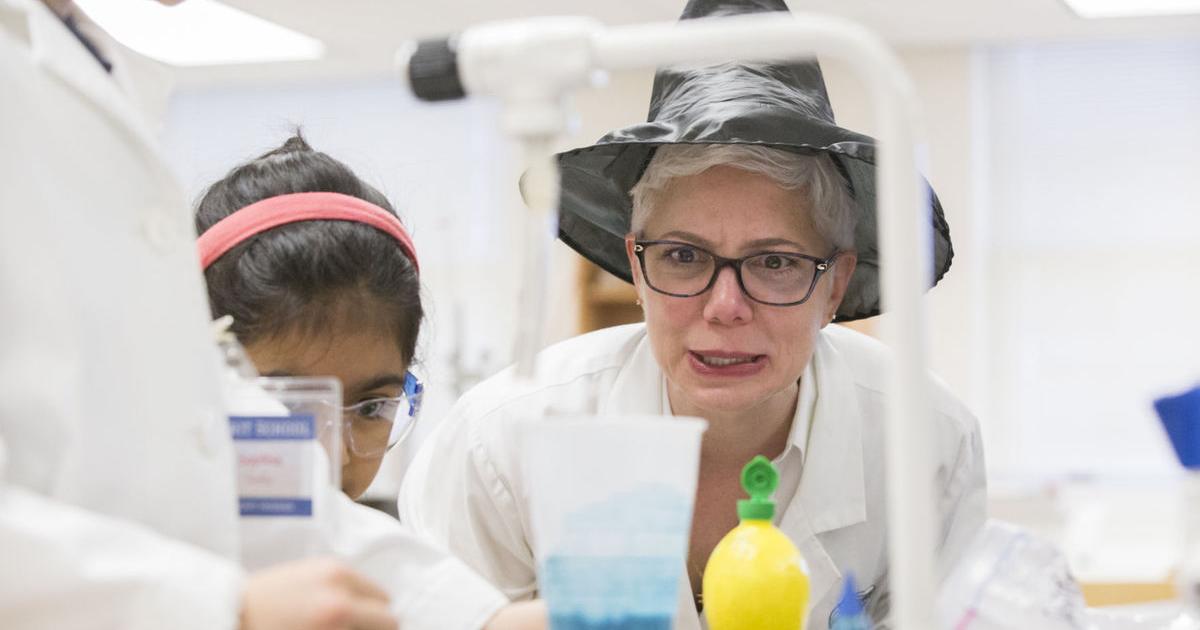 Students mix potions at University of Mary Washington Harry Potter ...