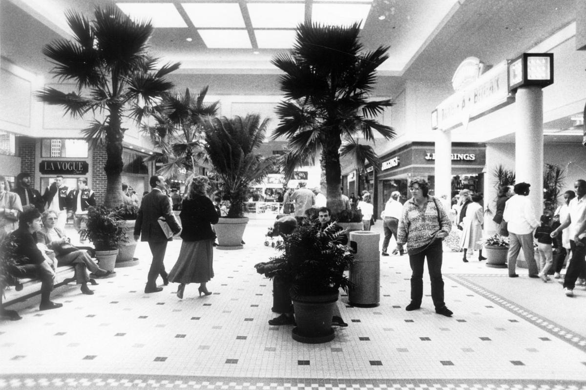 9 photos of how Cloverleaf Mall looked when it opened