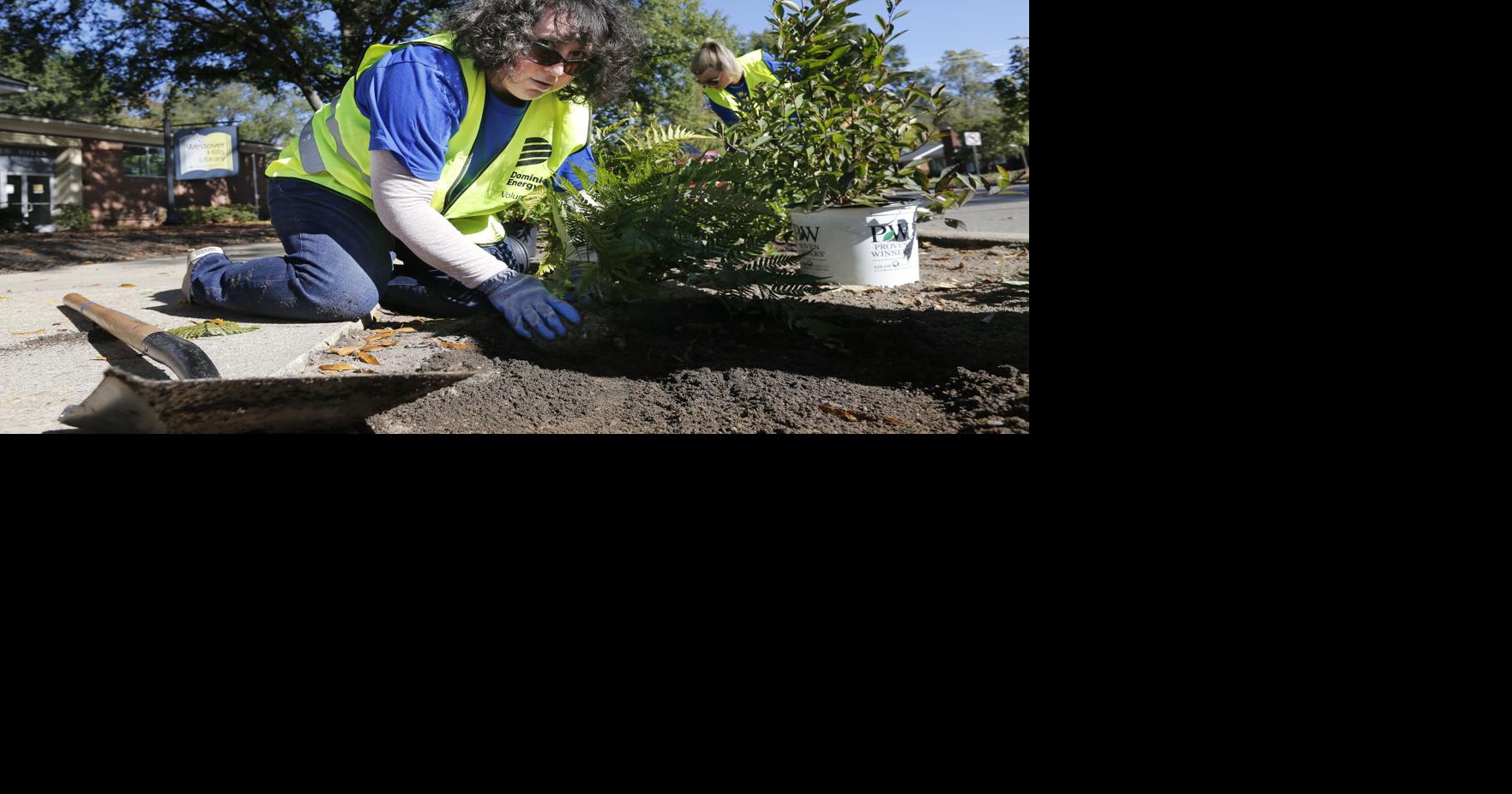 Westover Hills Library receives help in building rain garden