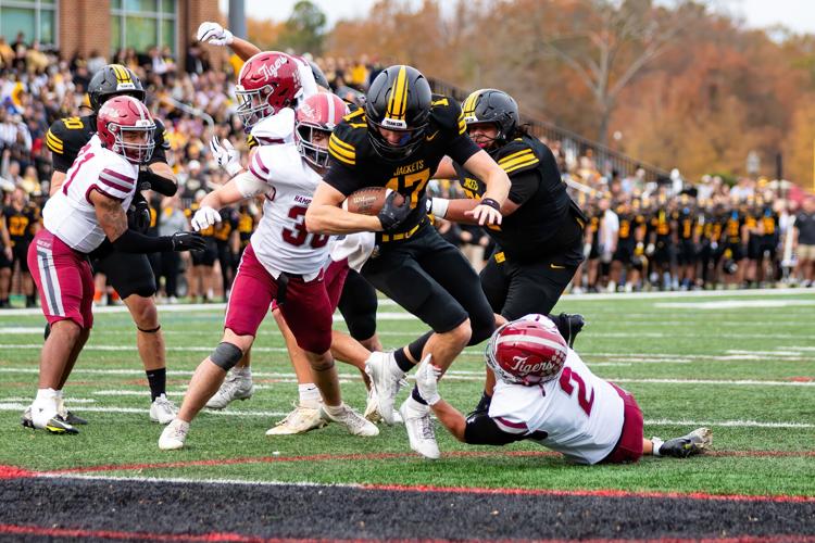 Casciola's four touchdown runs lead Yellow Jackets to 12th straight ...