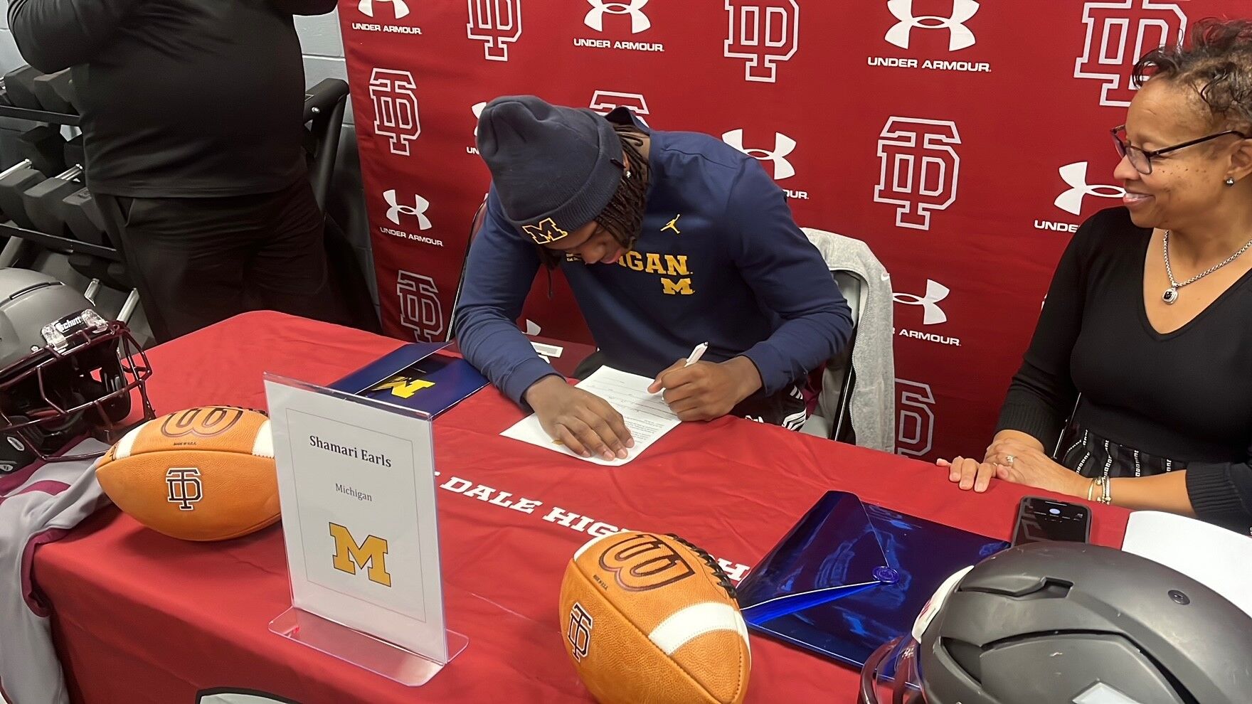 Thomas Dale football's Shamari Earls signs with Michigan