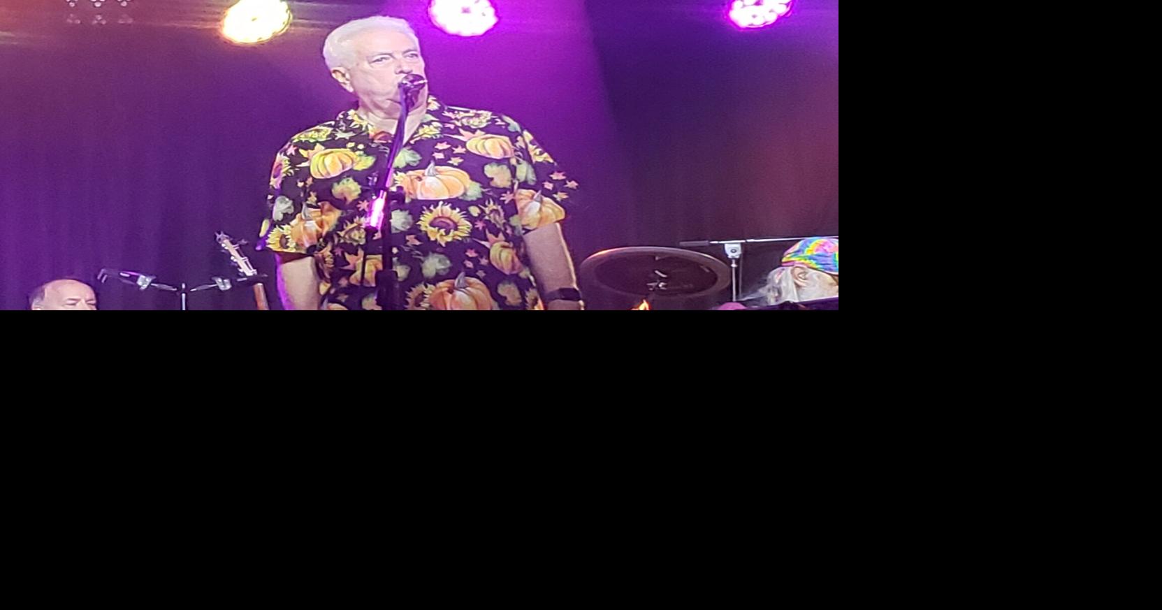 The Waz rocks the house with a little help from Tex Hoppus singing ...