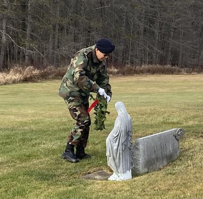 Mild weather Saturday saw large attendance for Wreaths Across America ...