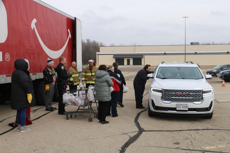 Ripon Hy-Vee distributes 200 hams to those in need | Local News ...
