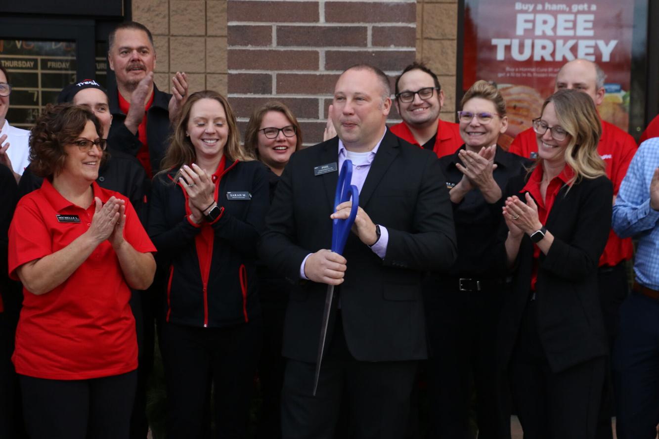 Hy-Vee snips the ribbon on new Ripon store | Local News | riponpress.com