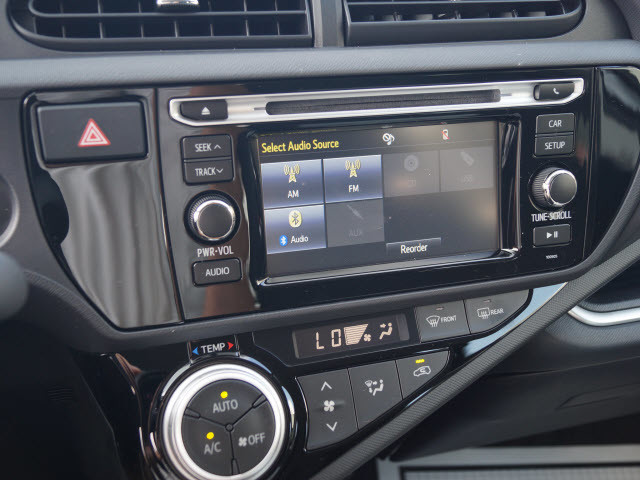 2015 01g3/magnetic Toyota Prius c