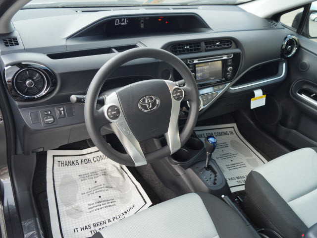 2015 01g3/magnetic Toyota Prius c