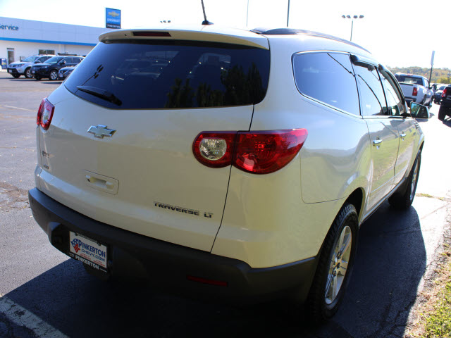 2011 White Chevrolet Traverse