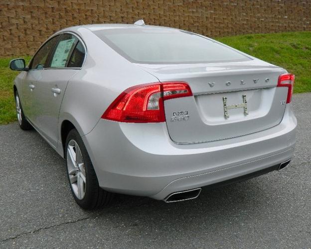 2014 Bright Silver Metallic Volvo S60
