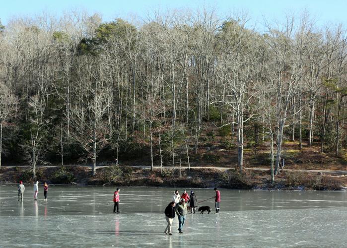 Photos: Skating on a polar Pandapas Pond