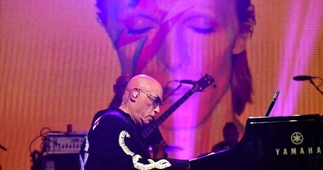David Bowie’s longtime pianist Mike Garson recalls their last ...