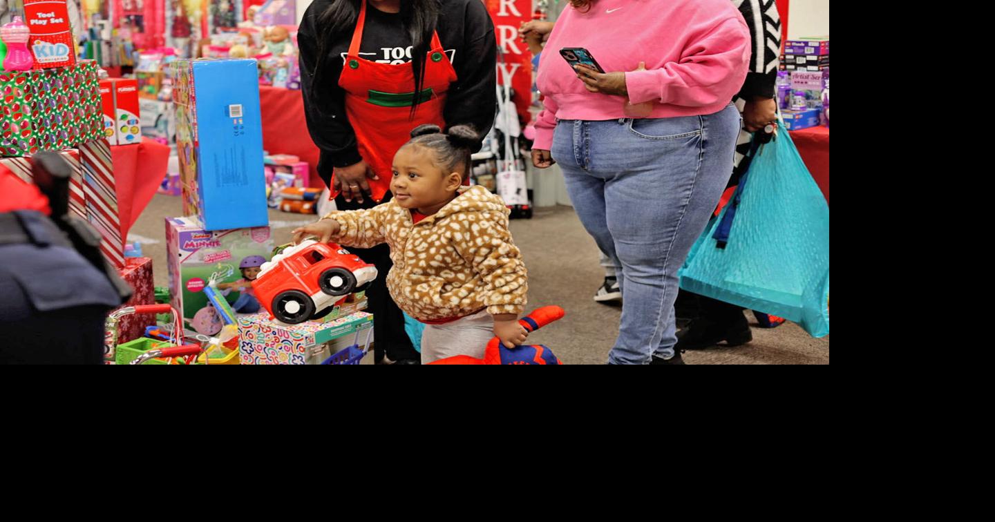 Sheriff’s Guardian Angels provide toys to more than 3,000 children ...