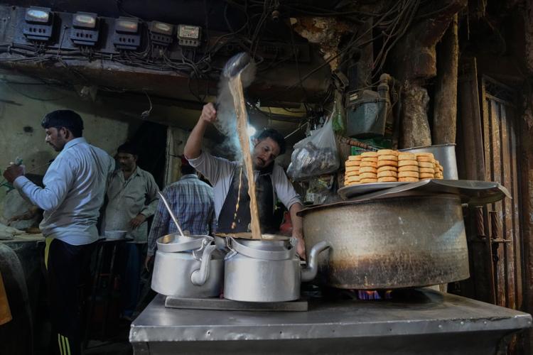 Photos of the slim alleyways of Pakistan's Mughal-era old Lahore city ...