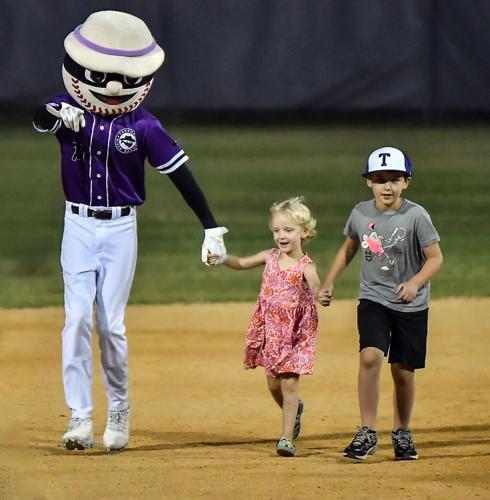 Relief pitching, big rally help Bandits win 10th straight | Local ...
