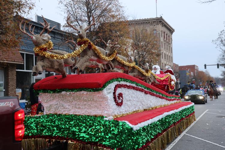 Parade brings out throngs of festive holiday revelers — and a Grinch ...