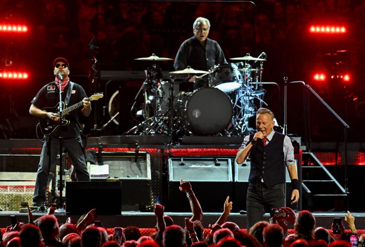 Bruce Springsteen calls out the White House and announces a protest ...