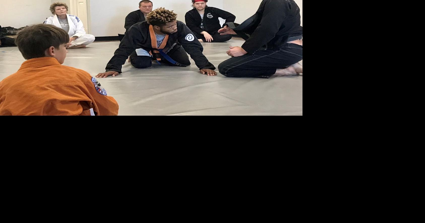 Pro fighter trains local jiu-jitsu students | Local News ...