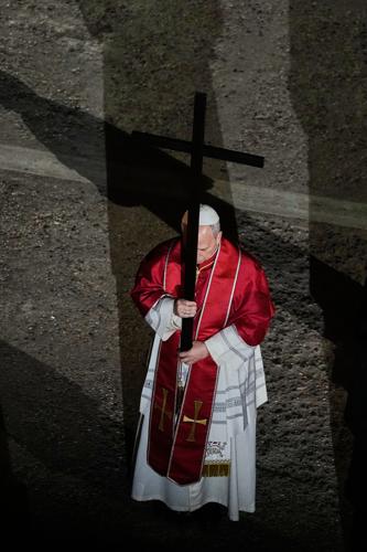 Pope Leo XIV carries cross for full Good Friday procession, the first ...