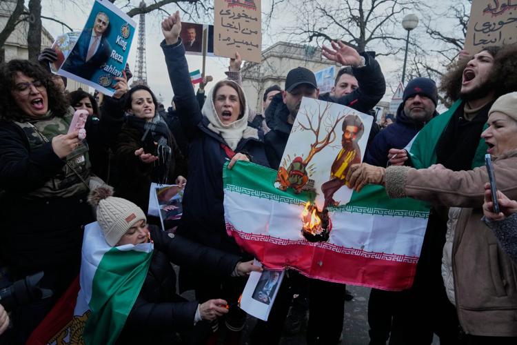 People rally around the world in support of protests in Iran, in photos ...