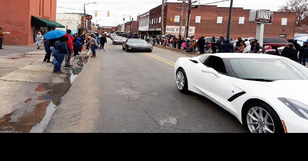 Parade brings in holiday spirit | Local News | rrdailyherald.com