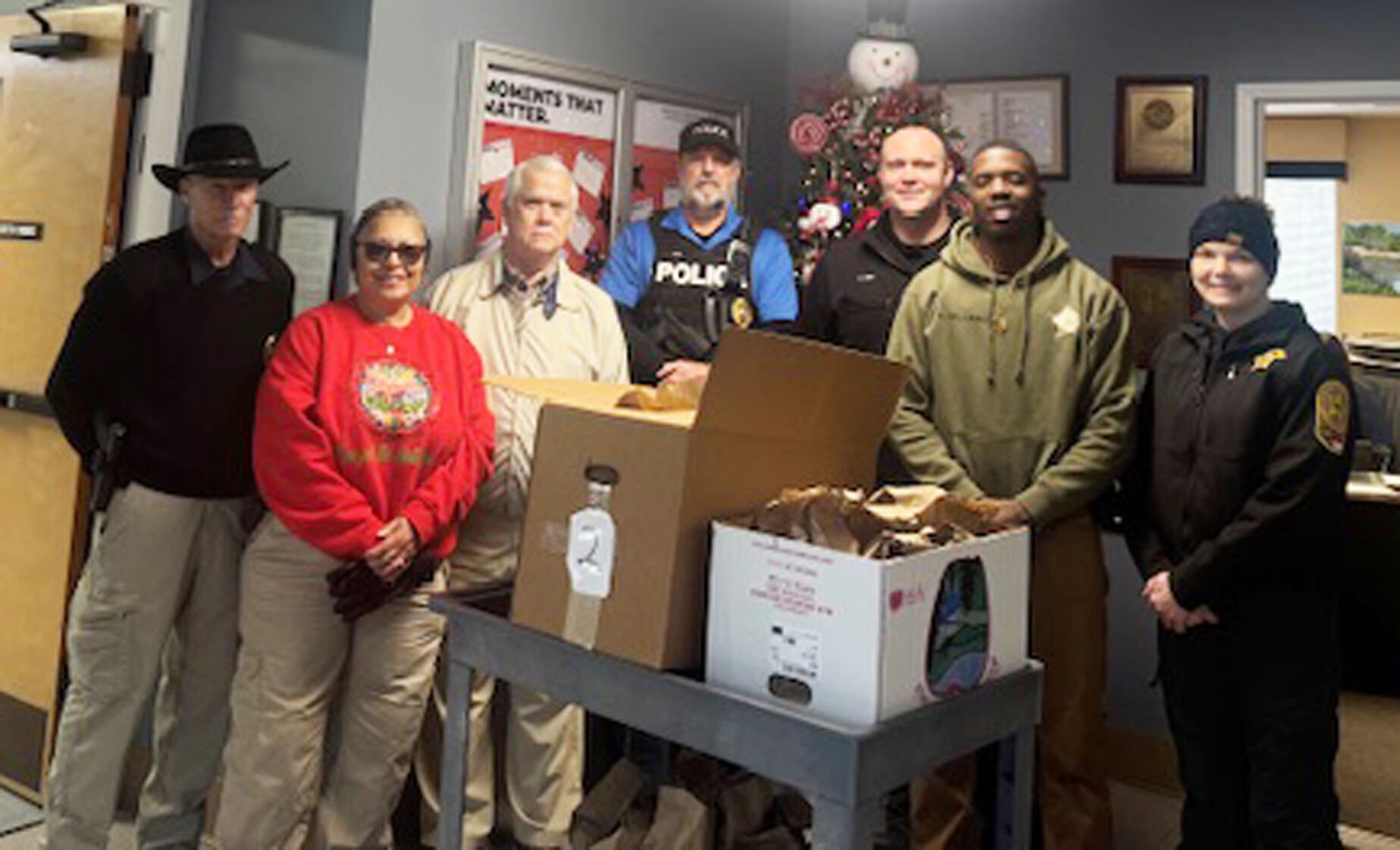 Police Lodge 47 members spread Christmas cheer | Valley | rrdailyherald.com