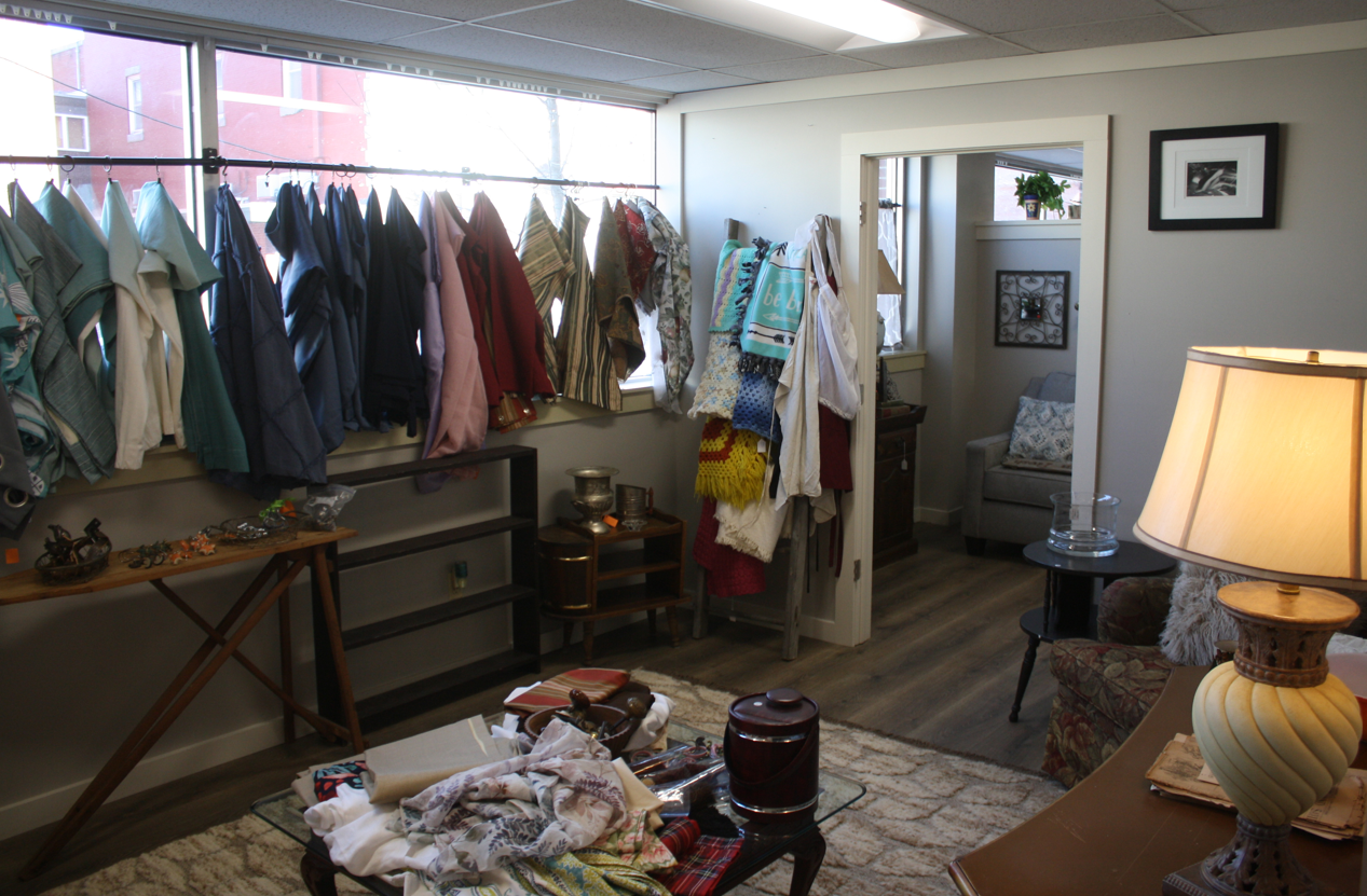 Thirsty Thrifters finds new spot; Used-goods store moves to Kingman ...