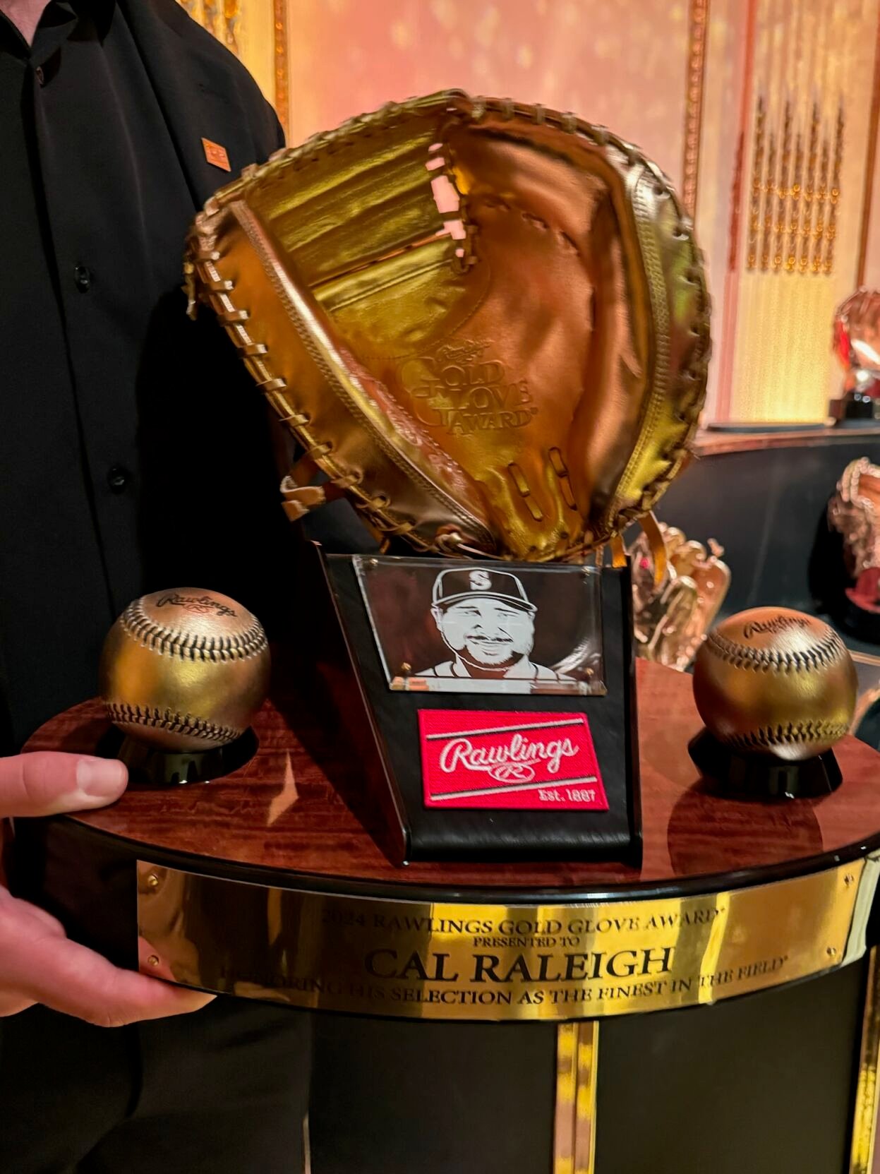 Cal Raleigh wins 2024 Rawlings Gold and Platinum Gloves! | Sports ...
