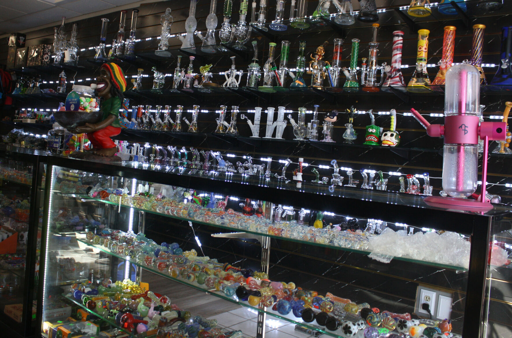 Vape N Smoke opens on Main Street; ‘One-stop shop’ for smoking | Local ...
