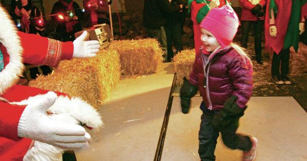 Santa kicks off Christmas festivities | Local News | santafenewmexican.com