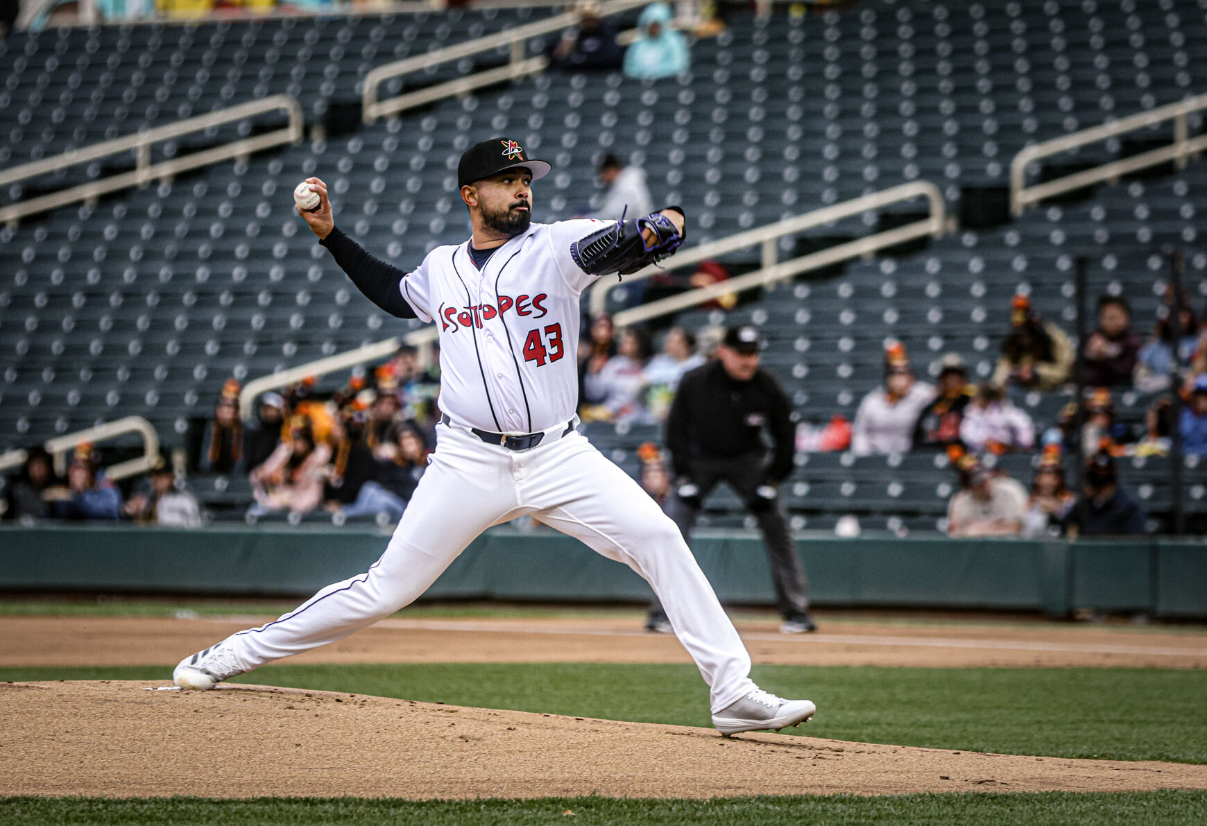 Neither wind nor losing records keep Isotopes fans from ballpark ...