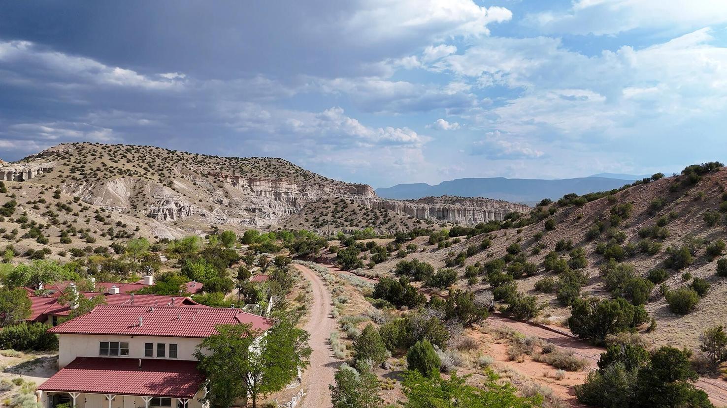 Actress Shirley MacLaine selling ranch near Abiquiú for $17.4 million ...