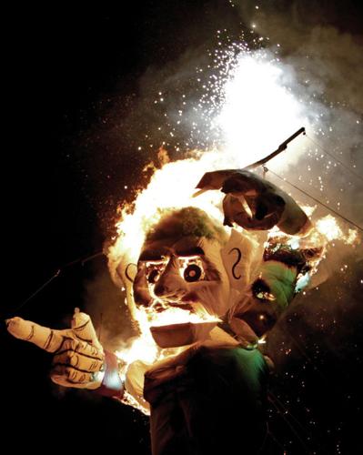 That's so 2013: Zozobra's first hot air balloon design goes classic ...