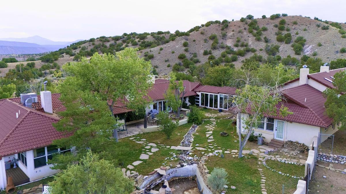 Actress Shirley MacLaine selling ranch near Abiquiú for $17.4 million ...
