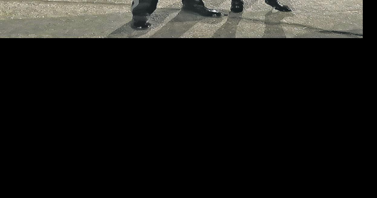 Picture of governor next to 7-foot-tall cop triggers big response on ...